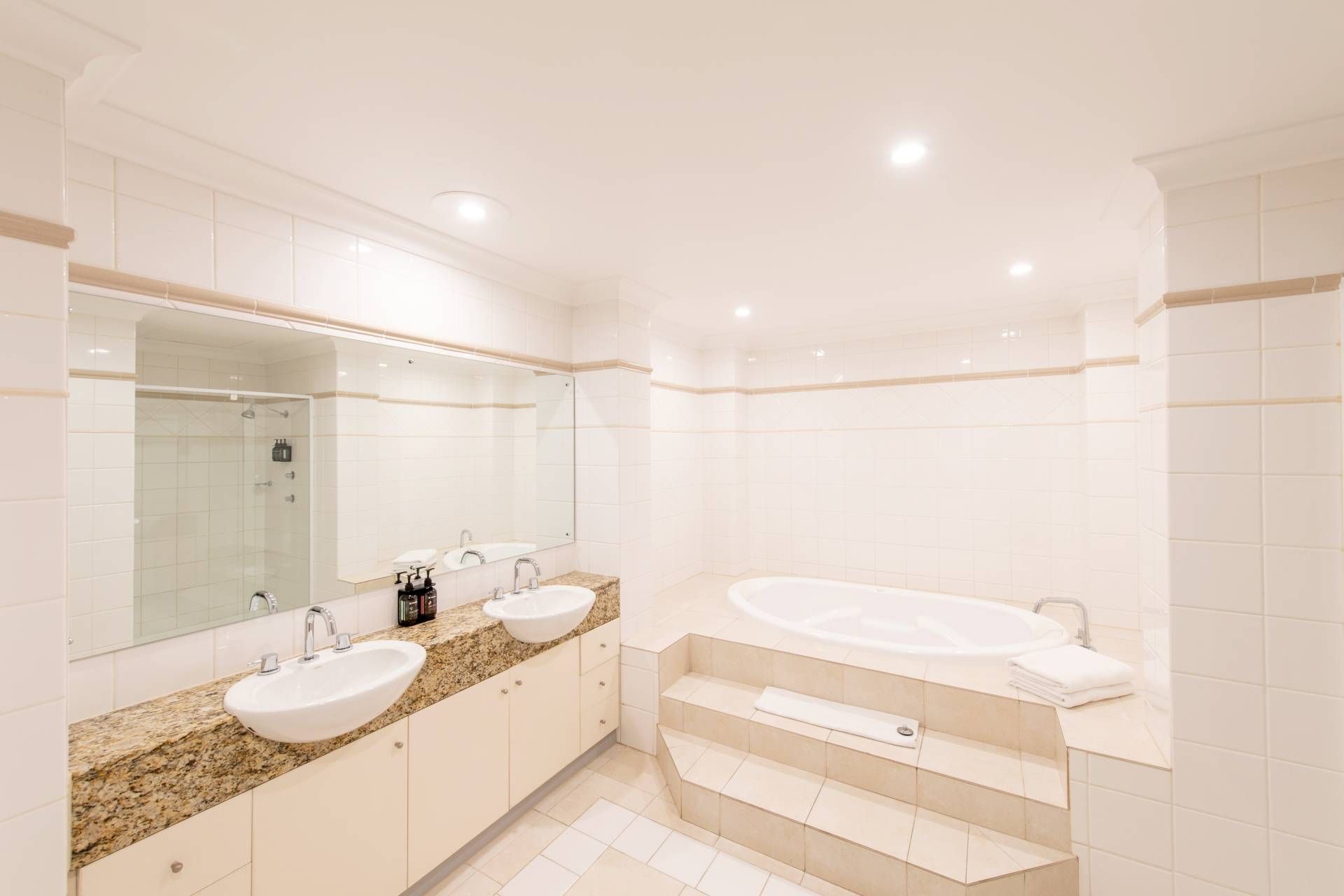 One Bedroom Executive Spa Apartment | Quality Apartments Adelaide